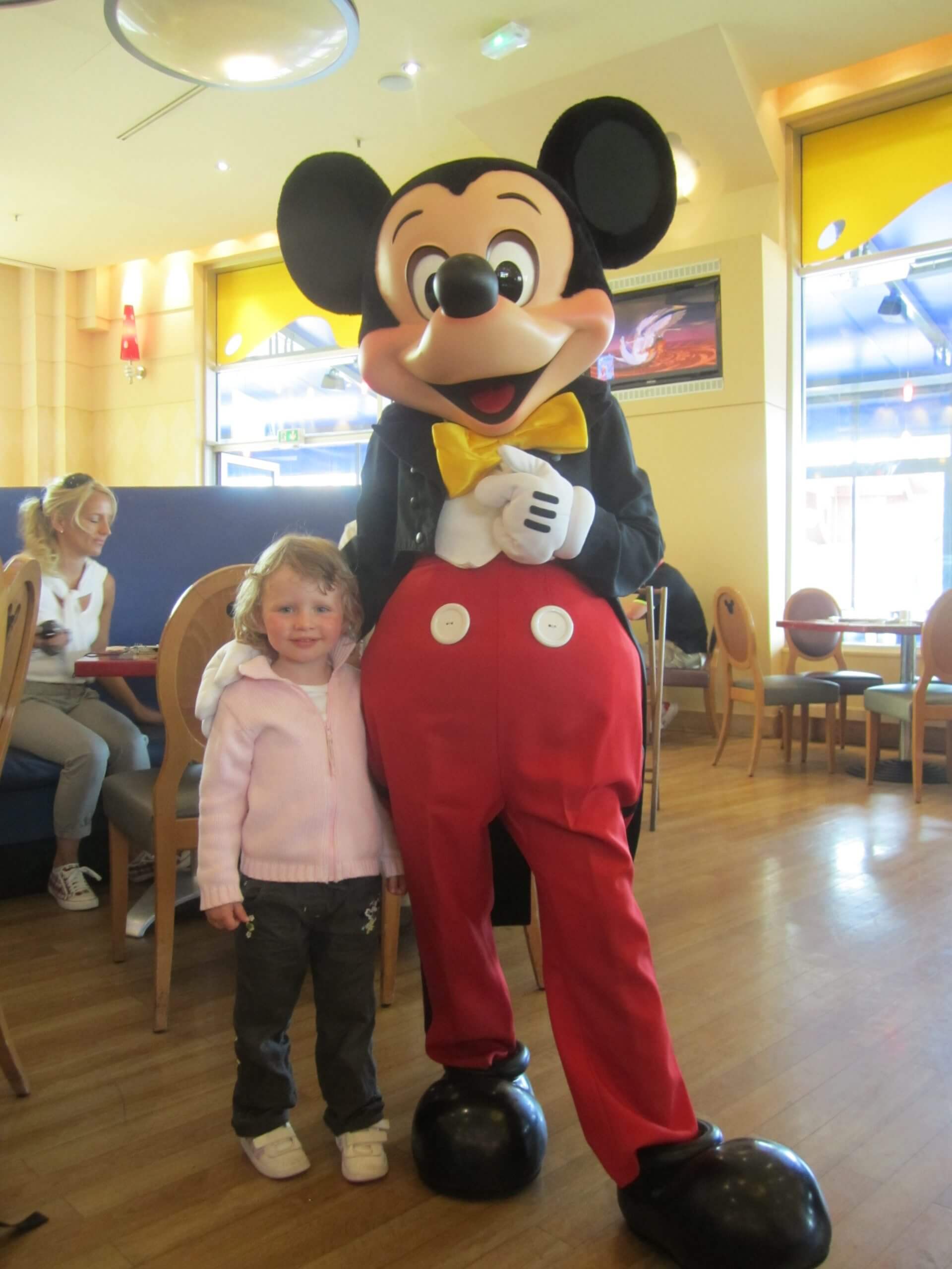 "Café Mickey" - Disney Village (Paris) – Themeparkzoo.com